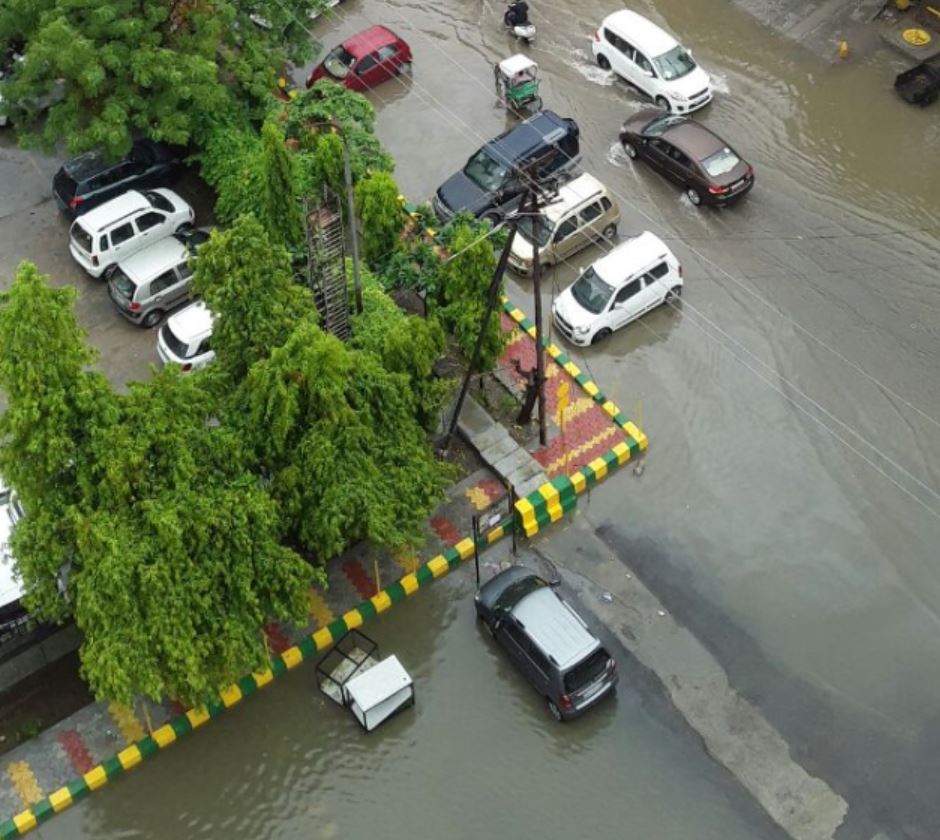 Delhi NCR: Heavy rains lead to waterlogging, traffic jams | Tehelka