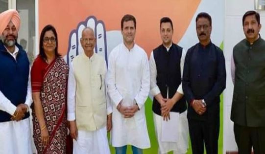 Former Union minister Sukh Ram back in Congress, grandson Aashray also ...
