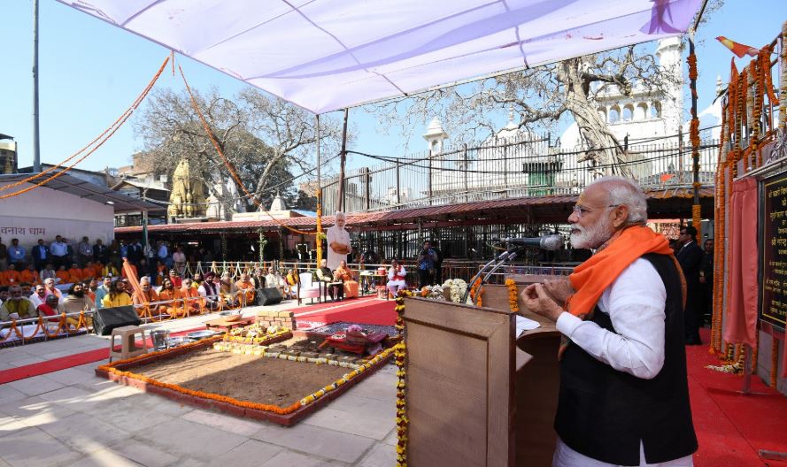 Prime Minister Modi offers prayers at the Kashi Vishwanath Temple at Varanasi | Tehelka