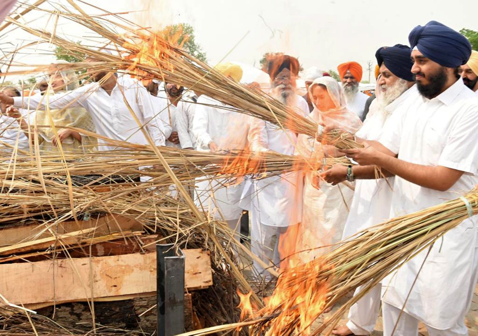 Parkash Singh Badal cremated at ancestral village | Tehelka