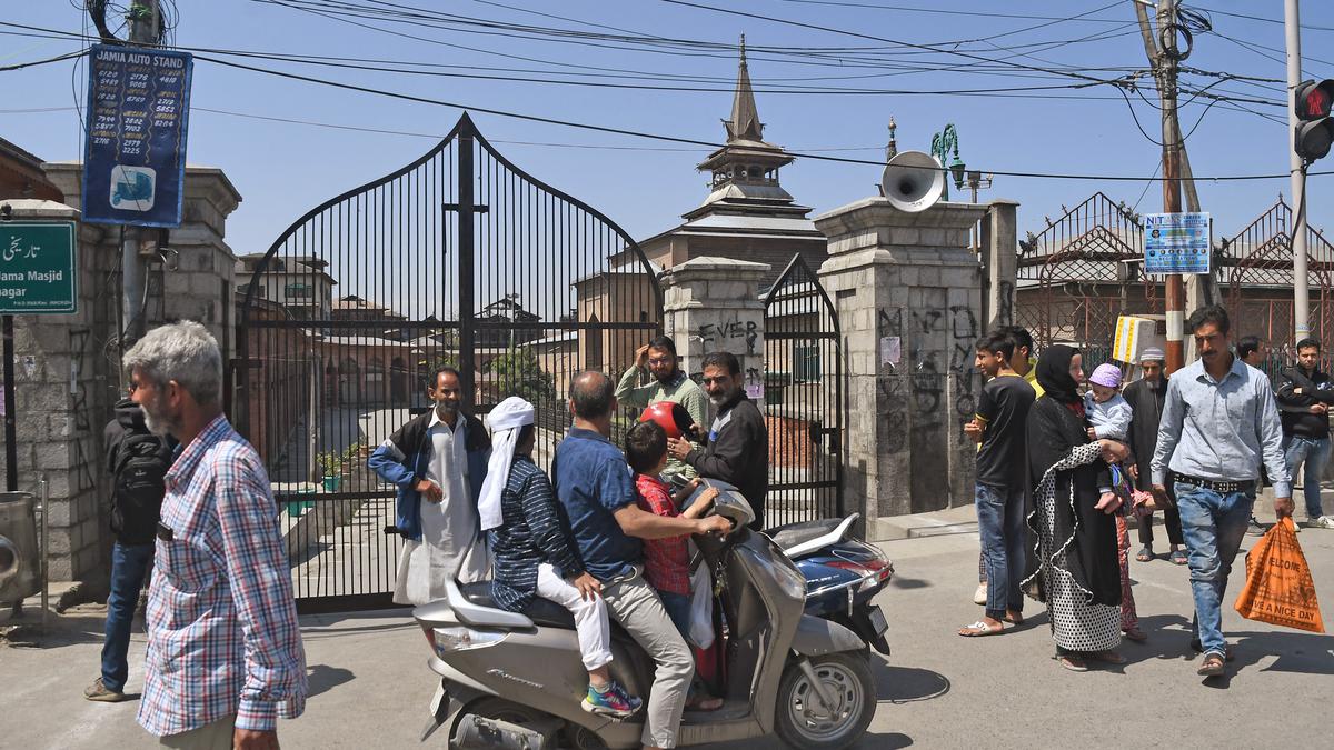 Dr Farooq Abdullah slams govt for disallowing Friday prayers at ...