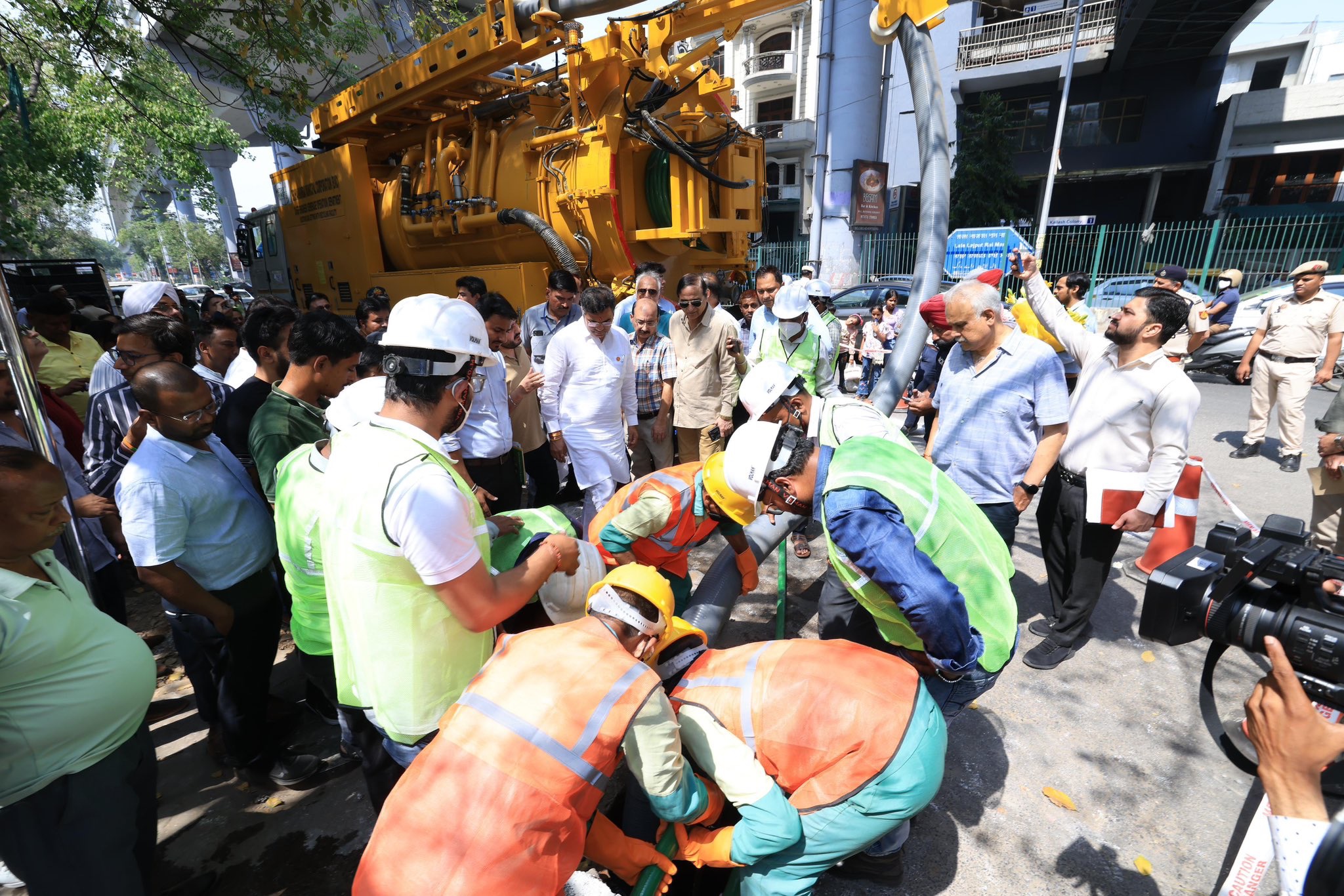 Delhi ready for monsoon, Govt orders 32 super sucker machines to clean ...